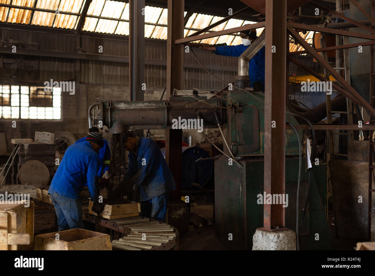Molds worker hi-res stock photography and images - Alamy