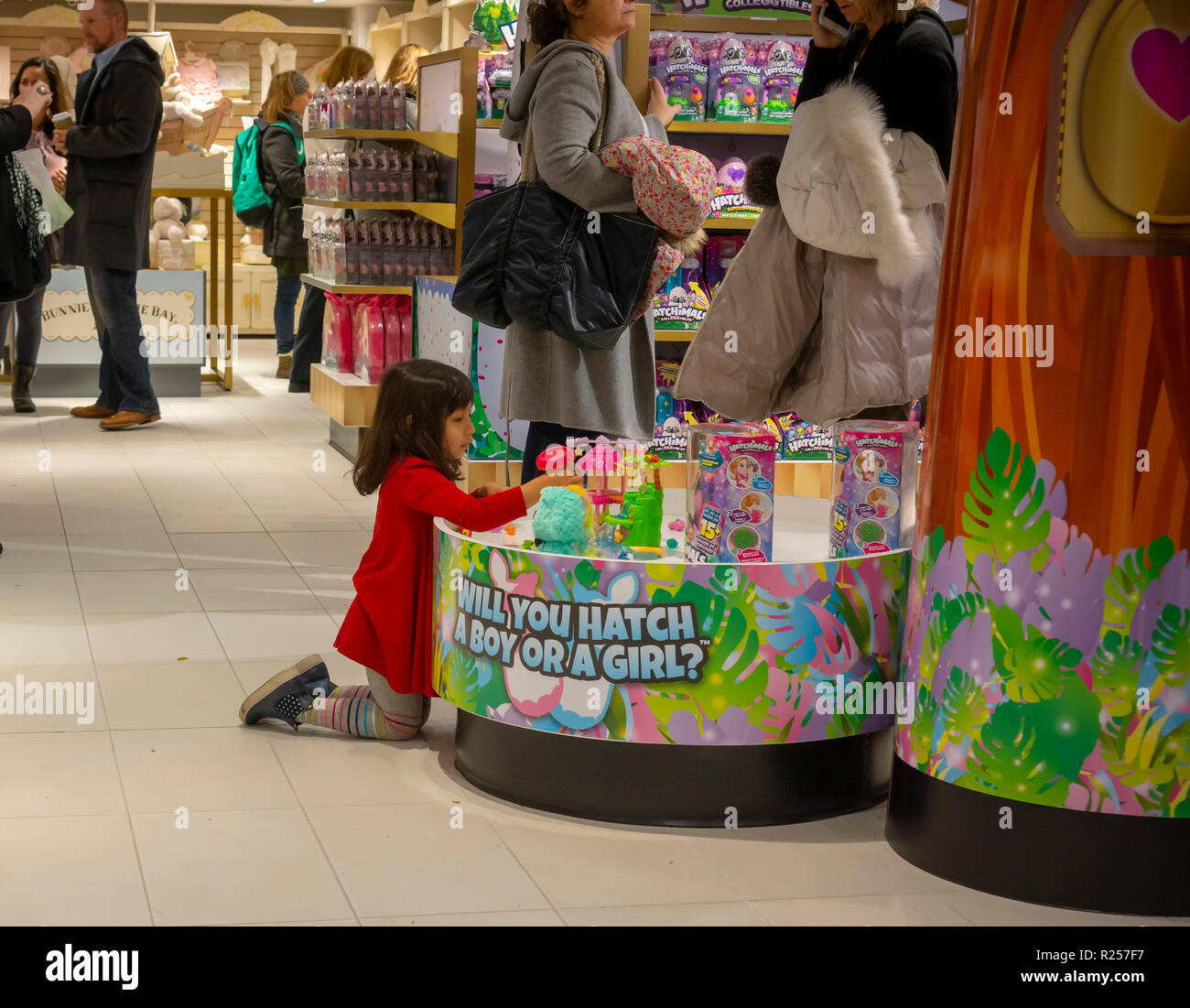 New York, USA. 16th November 2018. Shoppers crowd the toy emporium FAO ...