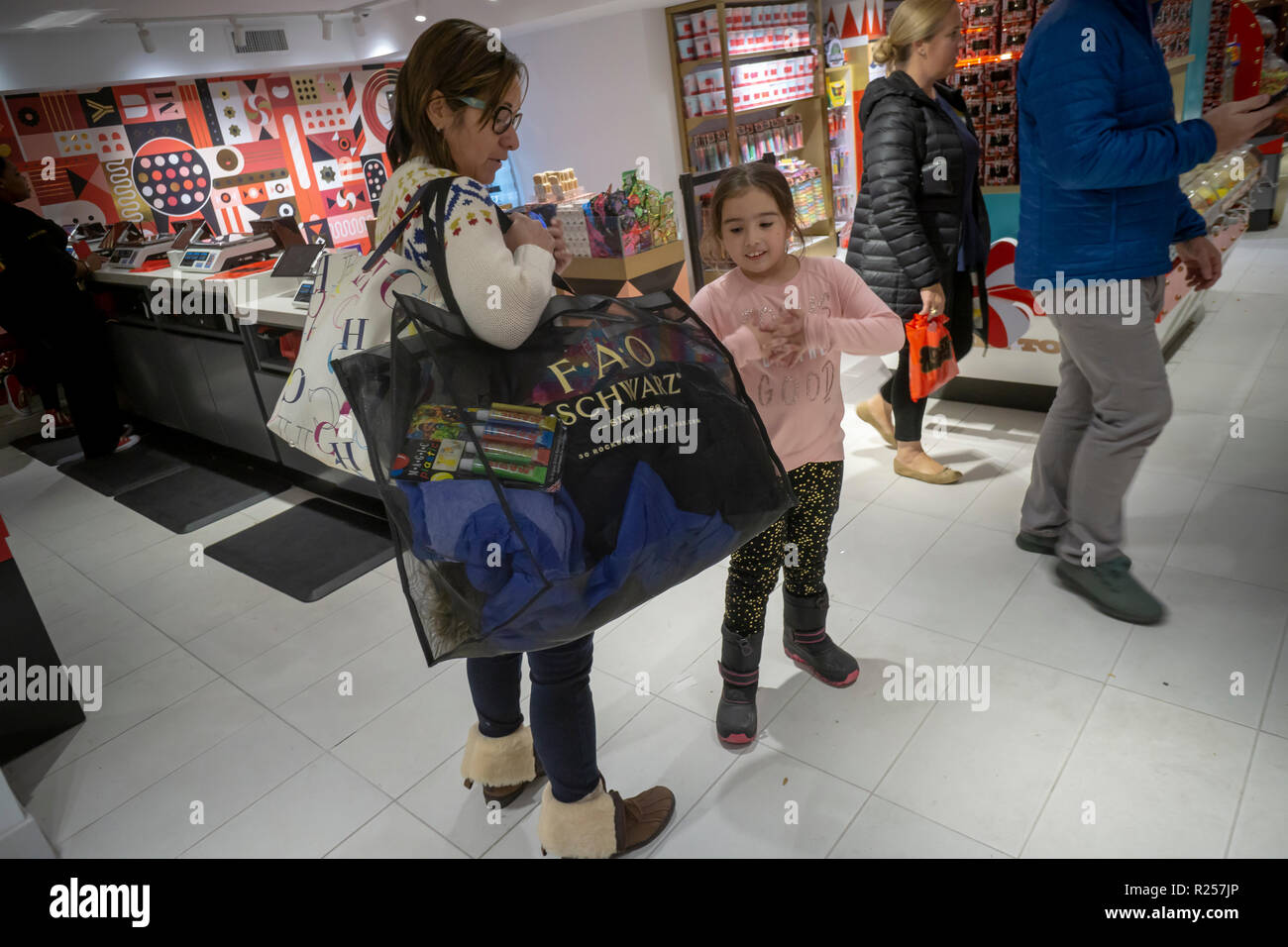 New York, USA. 16th November 2018. Shoppers crowd the toy emporium FAO ...