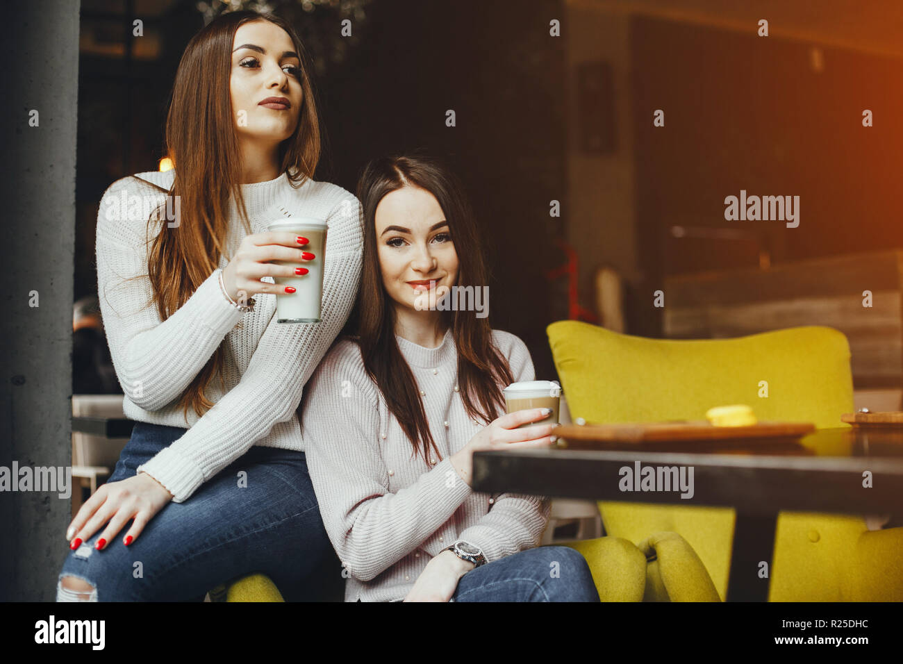 Cafe girls hi-res stock photography and images - Alamy