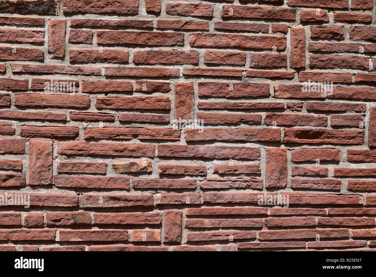 BRICK WALL SHOWING TEXTURE AND CHARACTER.. ZIEGELSTEIN-WAND, DIE ...