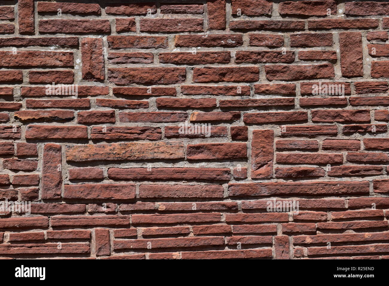 BRICK WALL SHOWING TEXTURE AND CHARACTER.. ZIEGELSTEIN-WAND, DIE ...
