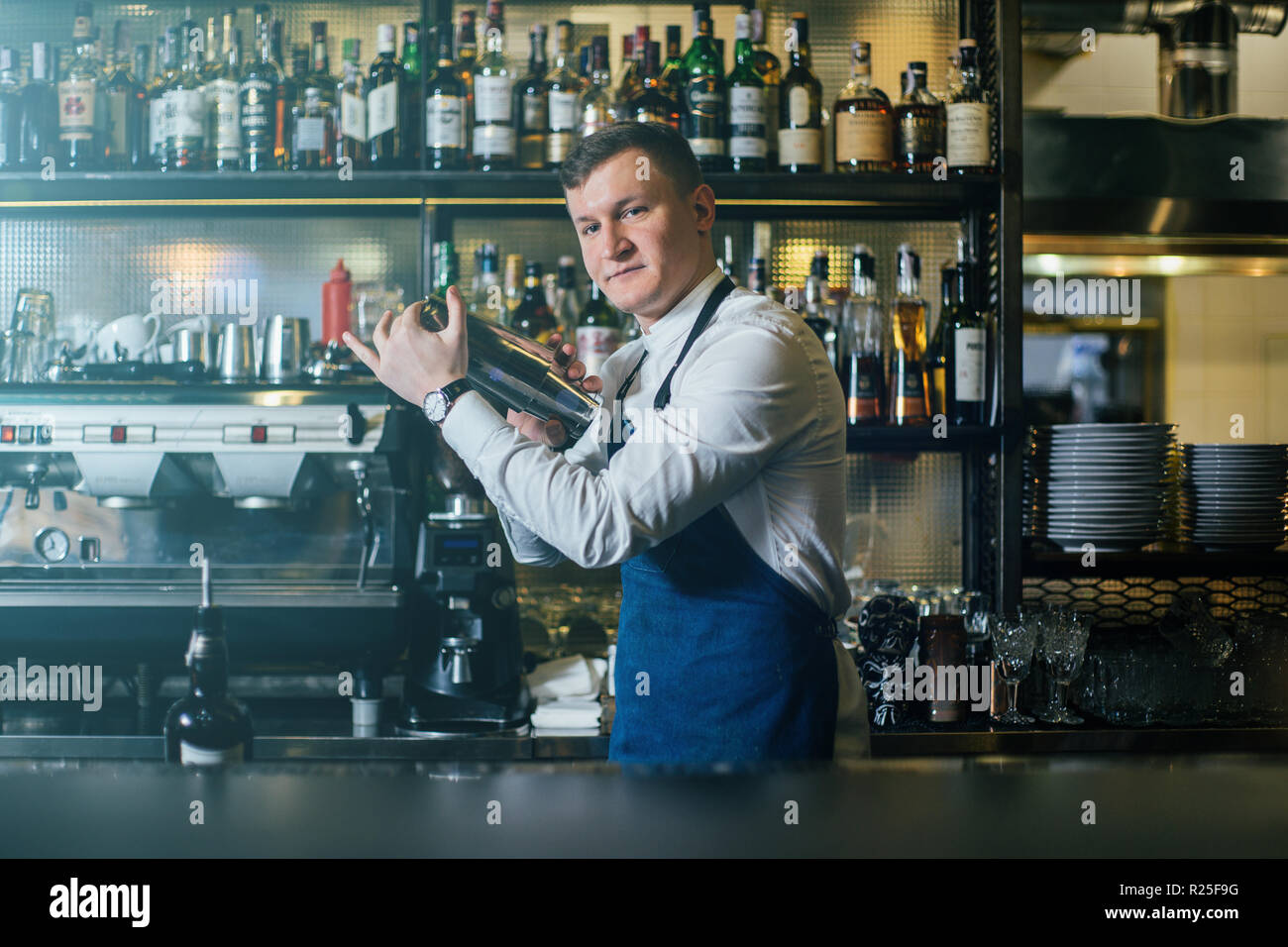 Shaking cocktails hi-res stock photography and images - Alamy