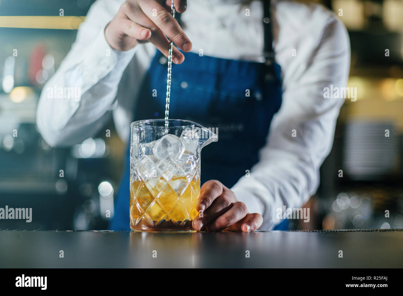 Cocktail making cocktails hi-res stock photography and images - Alamy