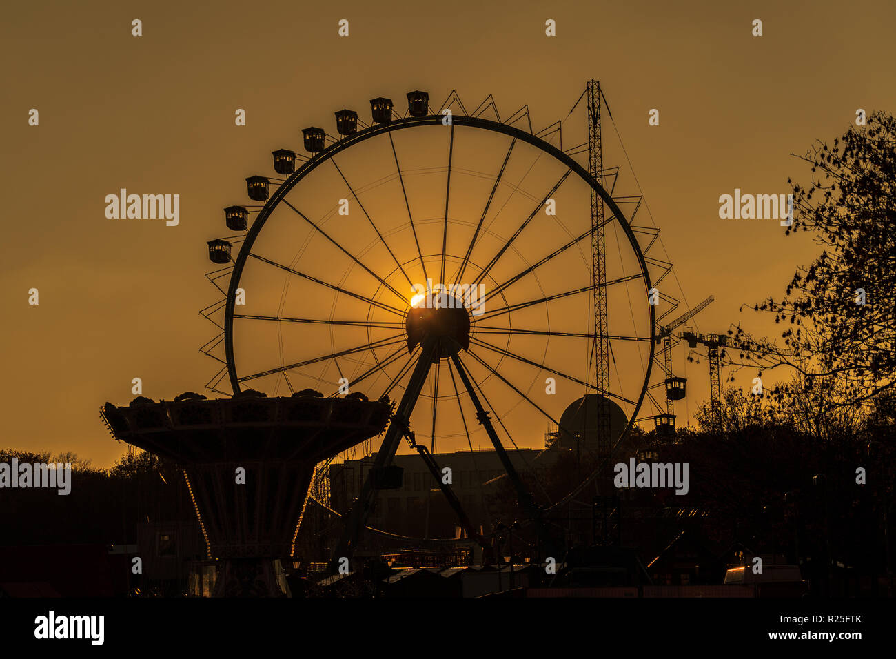 Fair fairground funfair sunset hi-res stock photography and images - Alamy