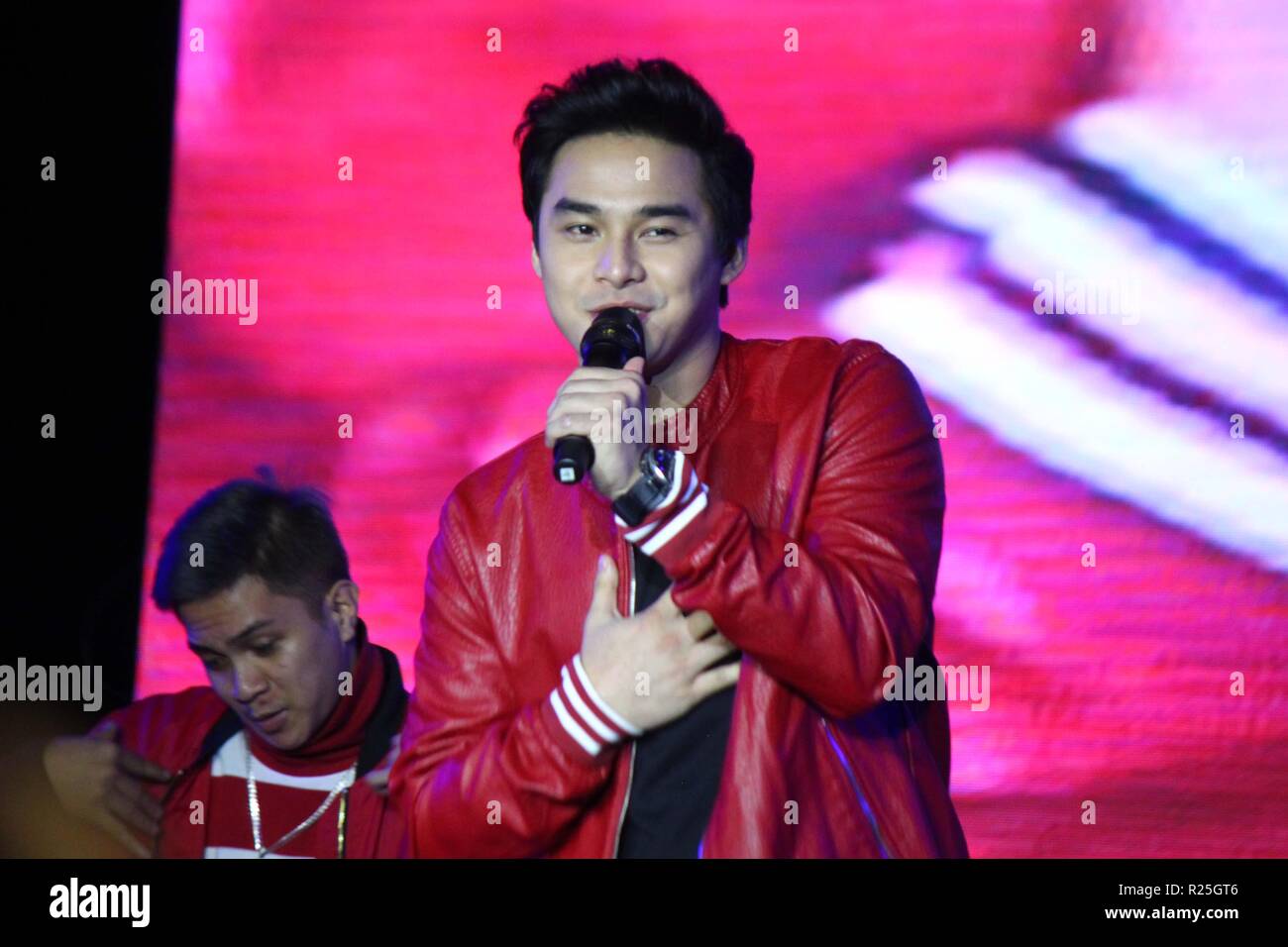 Philippines. 16th Nov, 2018. Macoy De Leon performed before the 100 ...