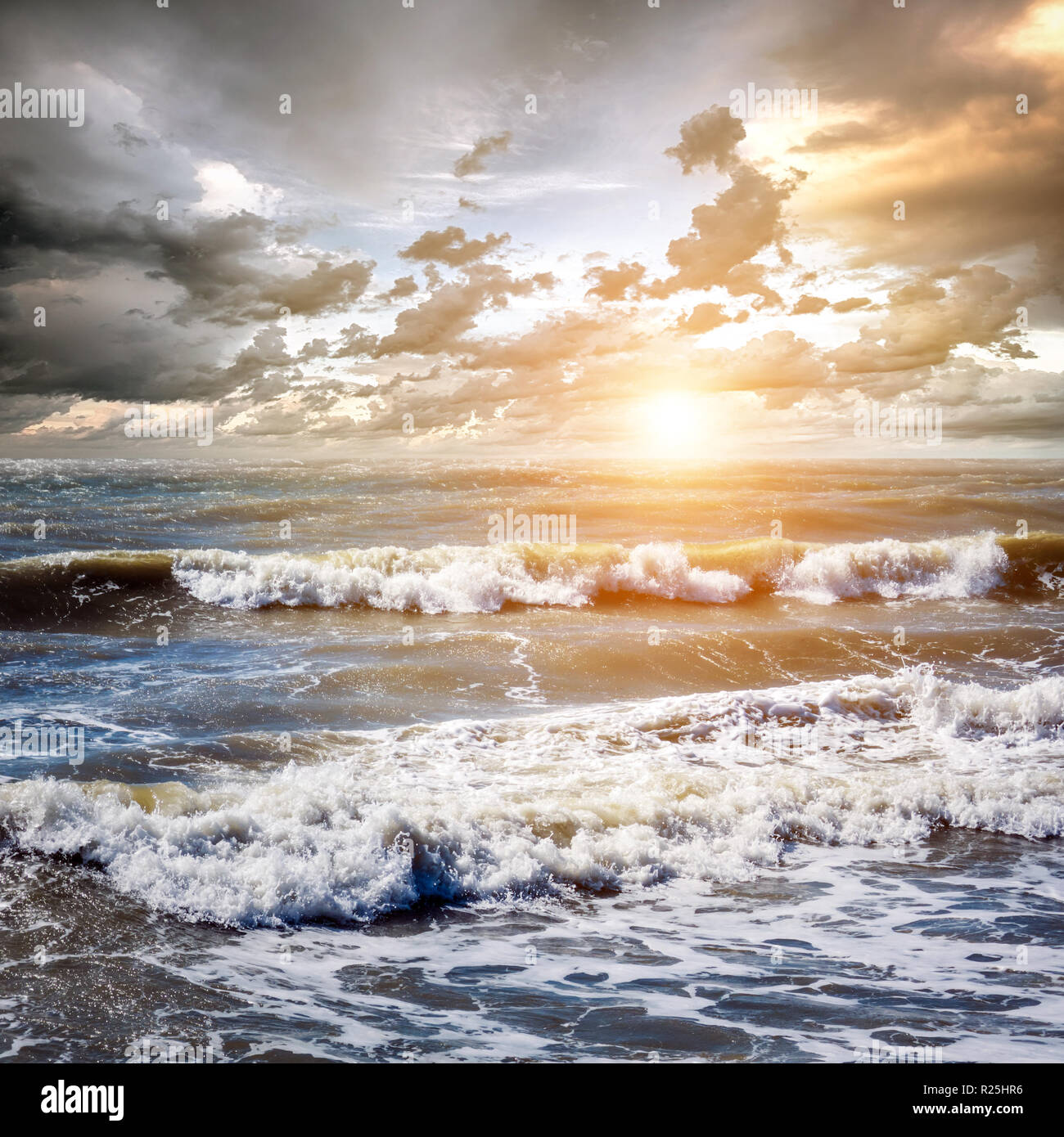 Tropical ocean sunrise clouds hi-res stock photography and images - Alamy