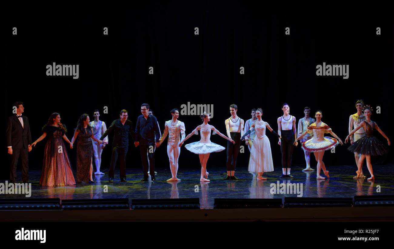 Ballet bowing hi-res stock photography and images - Alamy