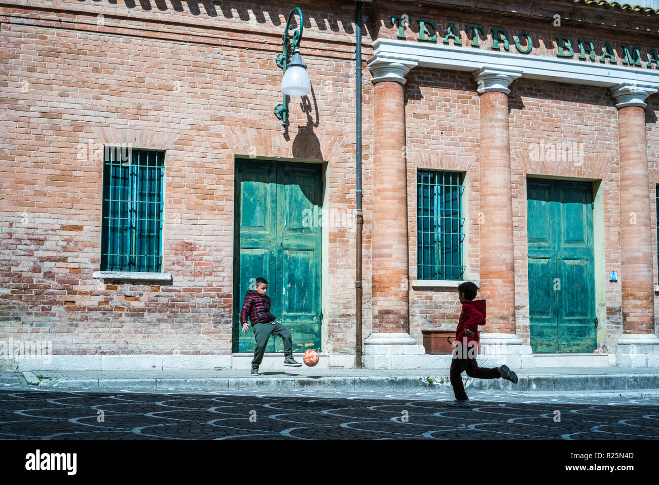 Italian children play soccer hi-res stock photography and images - Alamy