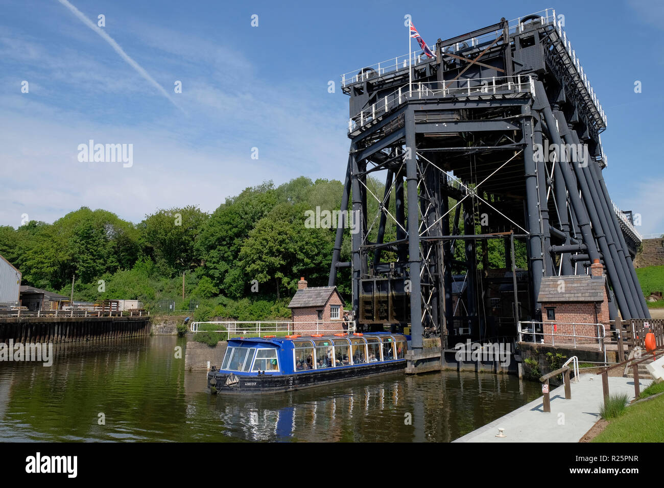 Two caisson lift hi-res stock photography and images - Alamy