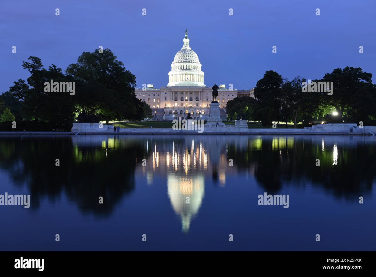 Capitol building at night hi-res stock photography and images - Alamy