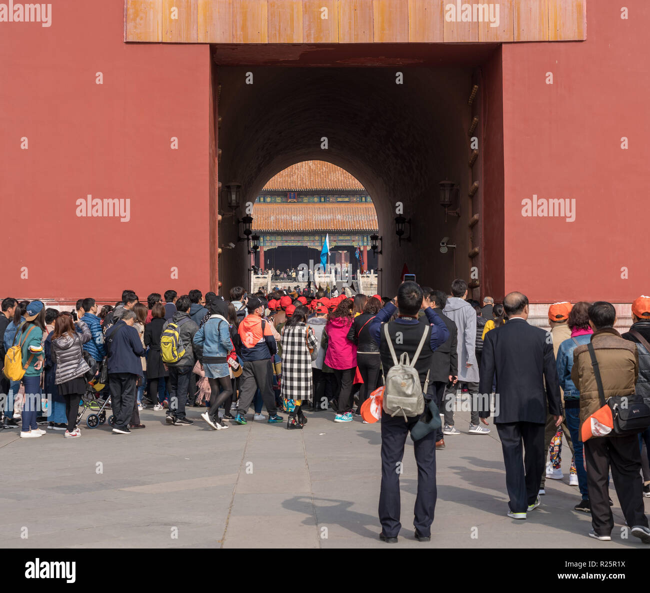 Crowds go through Meridian Gate in Forbidden City Stock Photo - Alamy