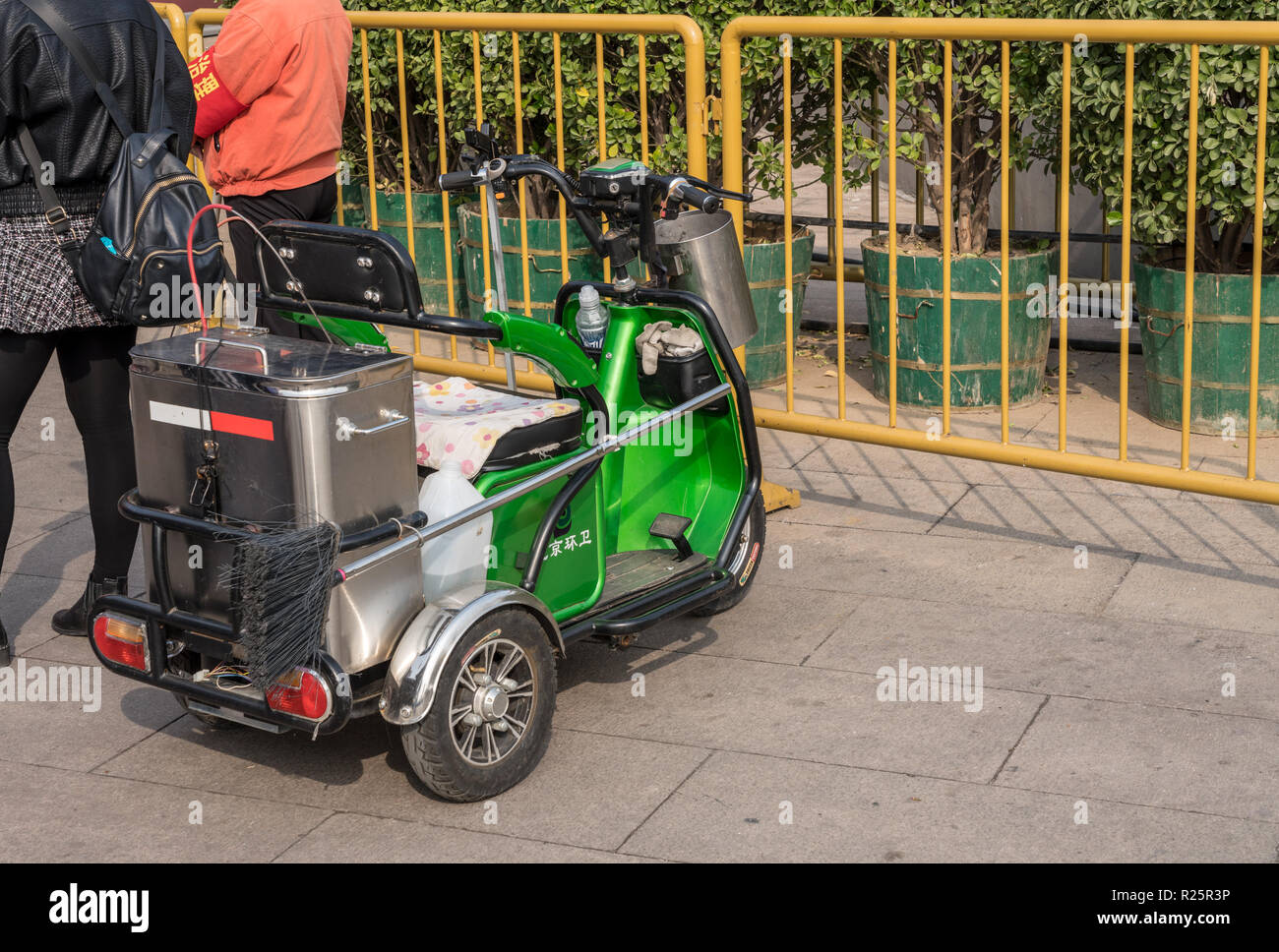 Street sweeper asia hi-res stock photography and images - Alamy
