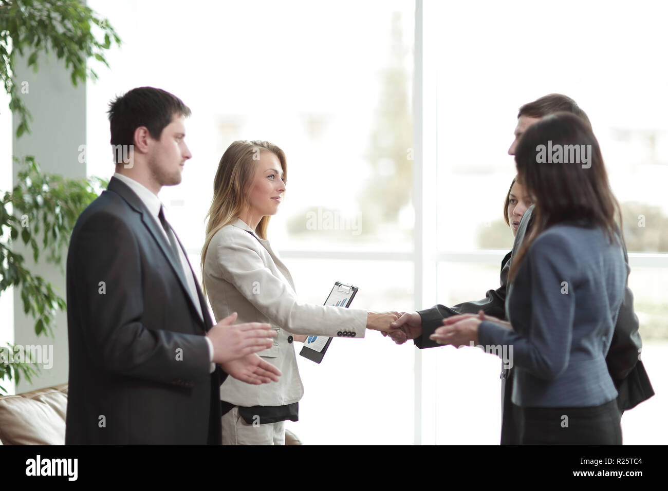 Handshake success applause business hi-res stock photography and images - Alamy
