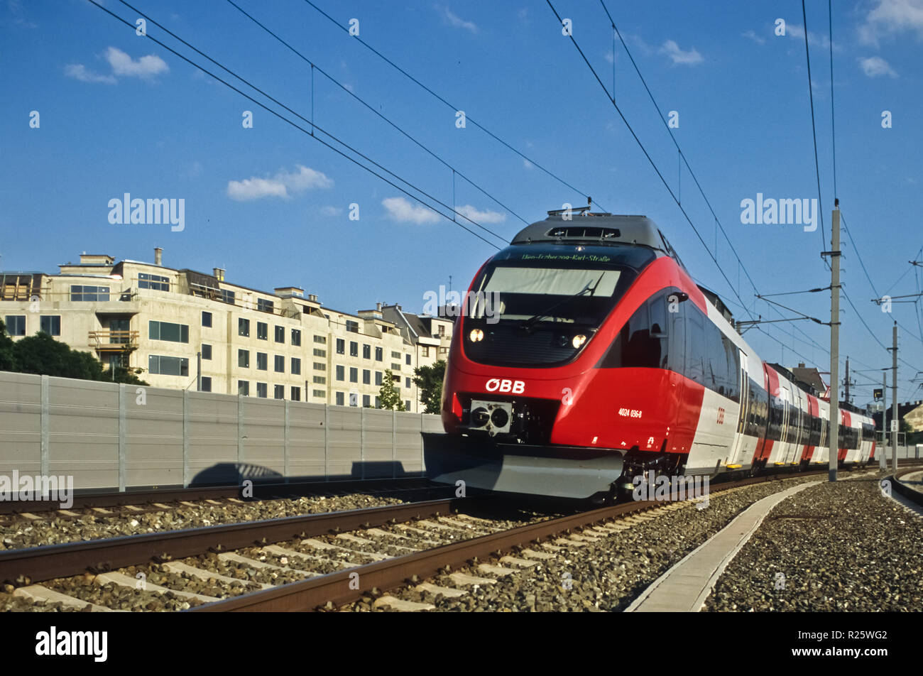 moderner Nahverkehrszug - Modern Commuter Train Stock Photo - Alamy