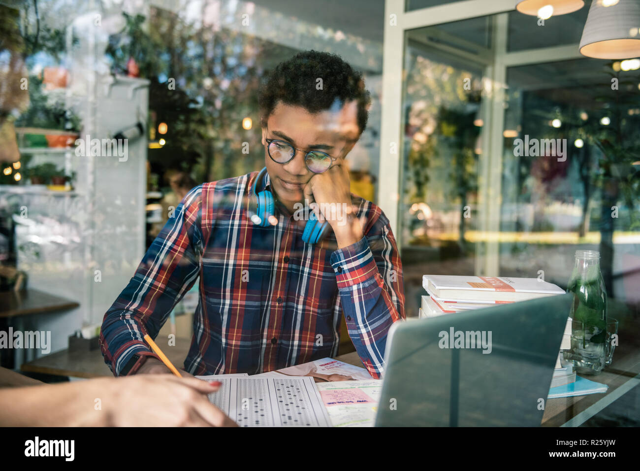 Working learner hi-res stock photography and images - Alamy