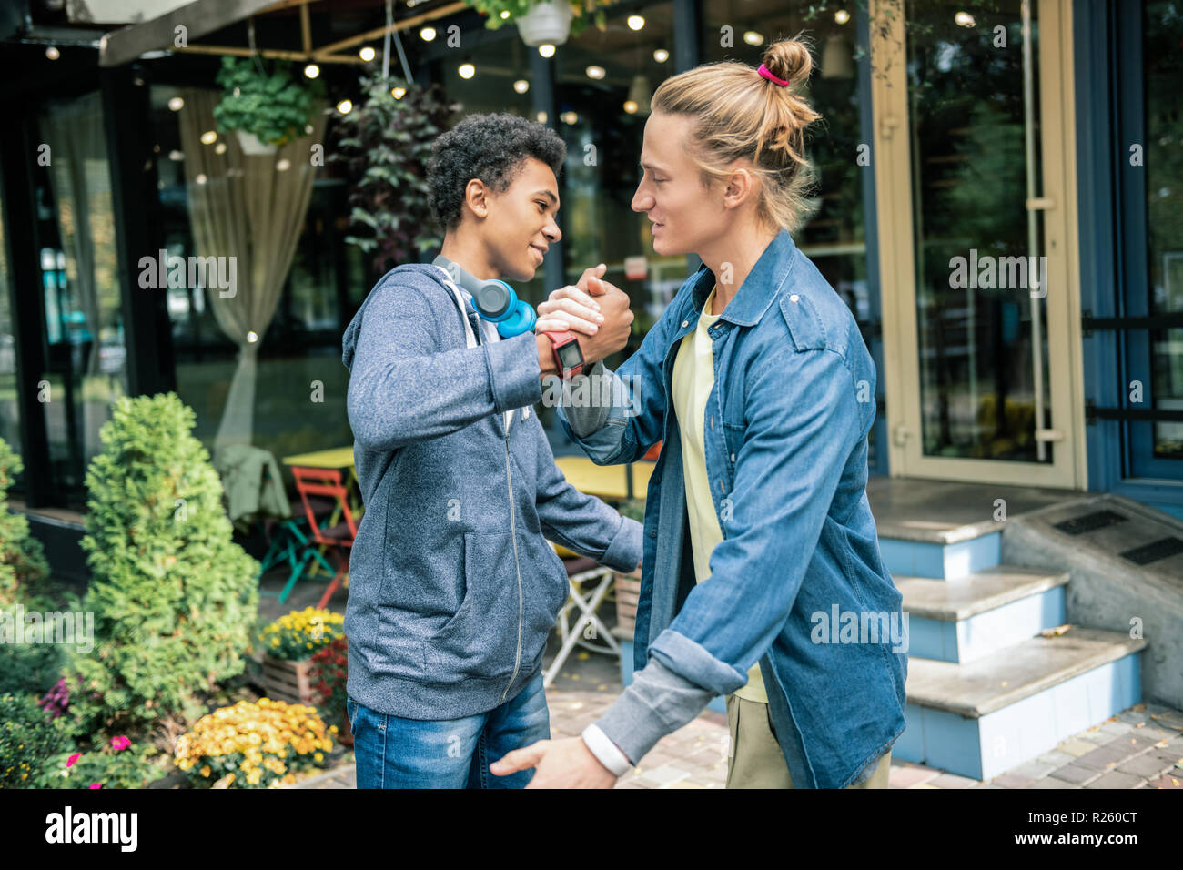 Friends greeting each other hi-res stock photography and images - Alamy