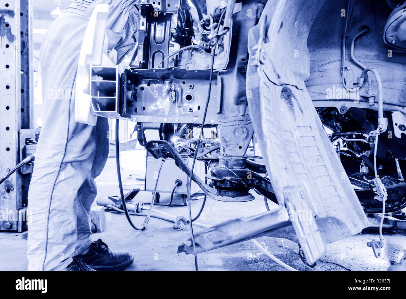 Worker repair hi-res stock photography and images - Alamy