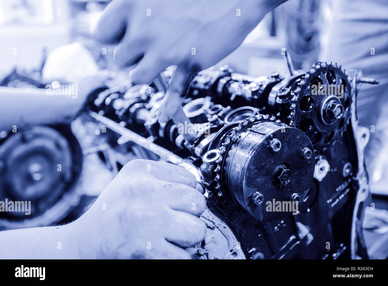 Engine fix hi-res stock photography and images - Alamy
