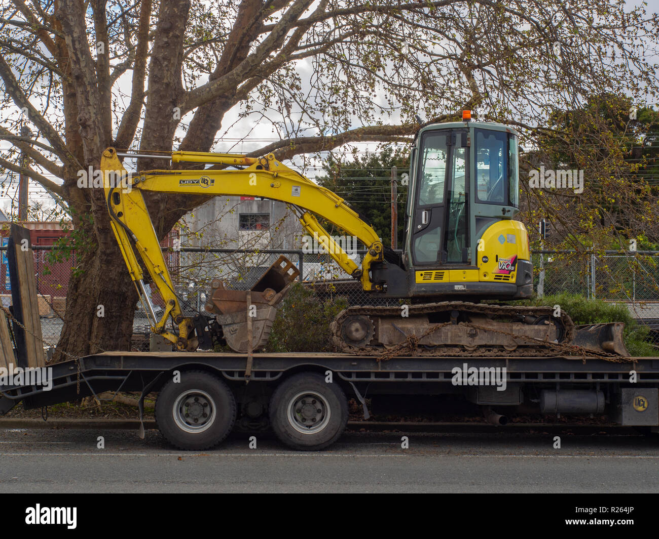 Digger On The Back Of A Truck Stock Photo - Alamy