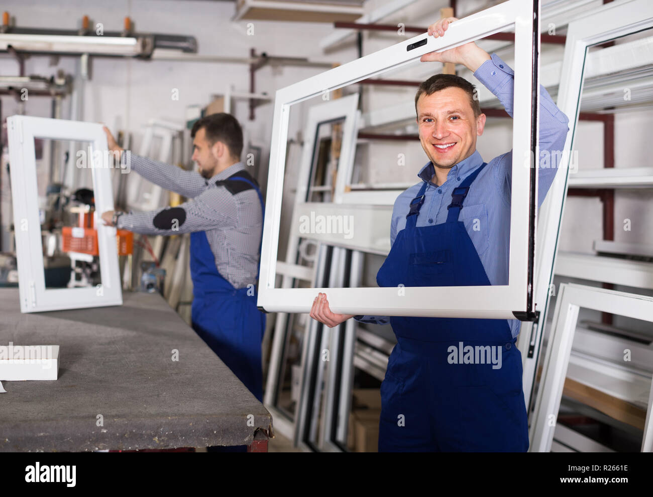 Workers pvc windows doors hi-res stock photography and images - Alamy