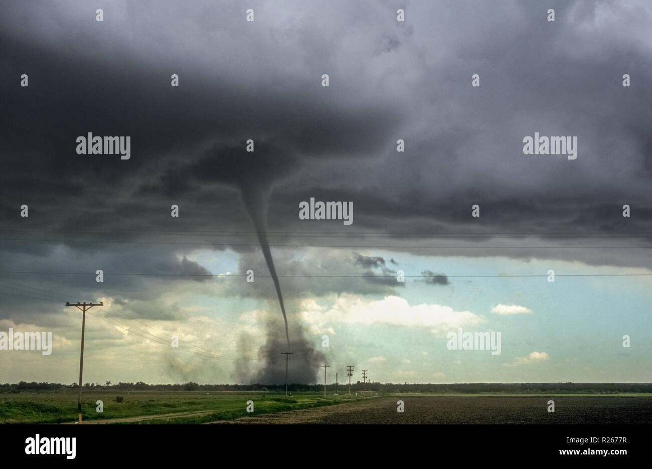 Supercell tornado alley great plains hi-res stock photography and ...