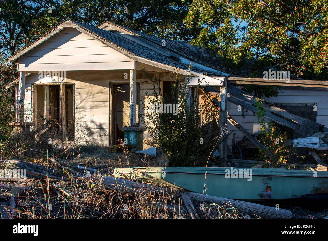 Run down house hi-res stock photography and images - Alamy