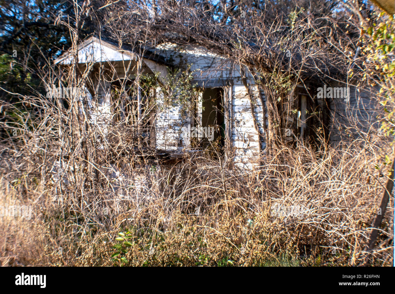 Unoccupied house exterior hi-res stock photography and images - Alamy