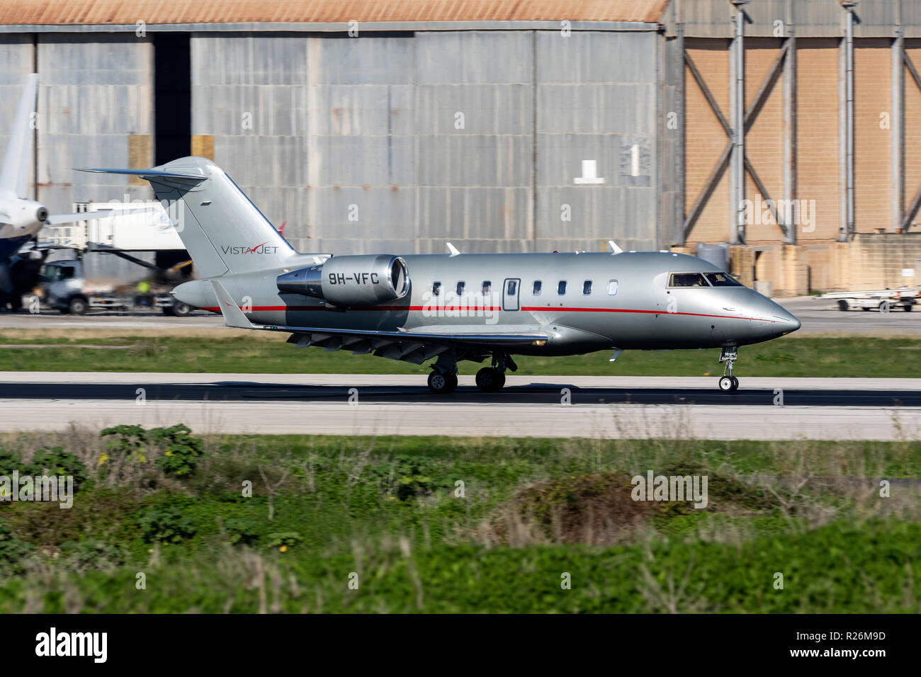 VistaJet Bombardier Challenger 605 (CL-600-2B16) (REG: 9H-VFC) landing ...