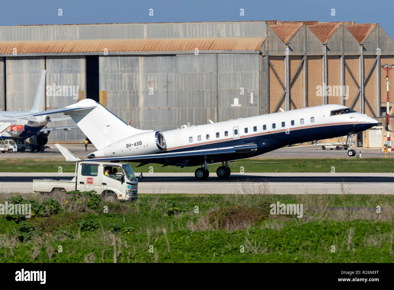 Bombardier global 5000 aircraft hi-res stock photography and images - Alamy