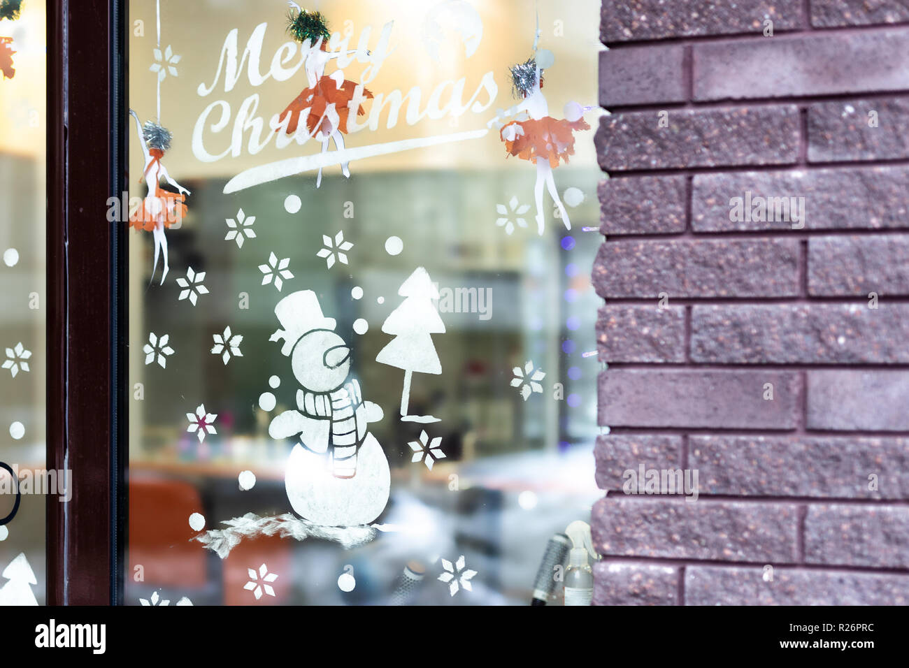 Shop-window decorated with temporary drawing of snowman and christmas ...