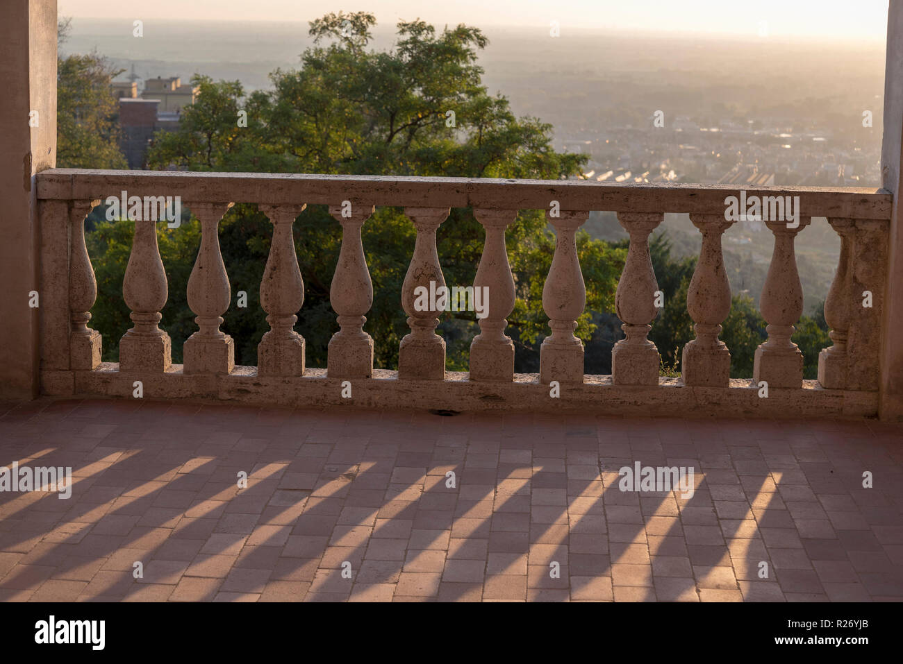 Villa white wall railing hi-res stock photography and images - Alamy