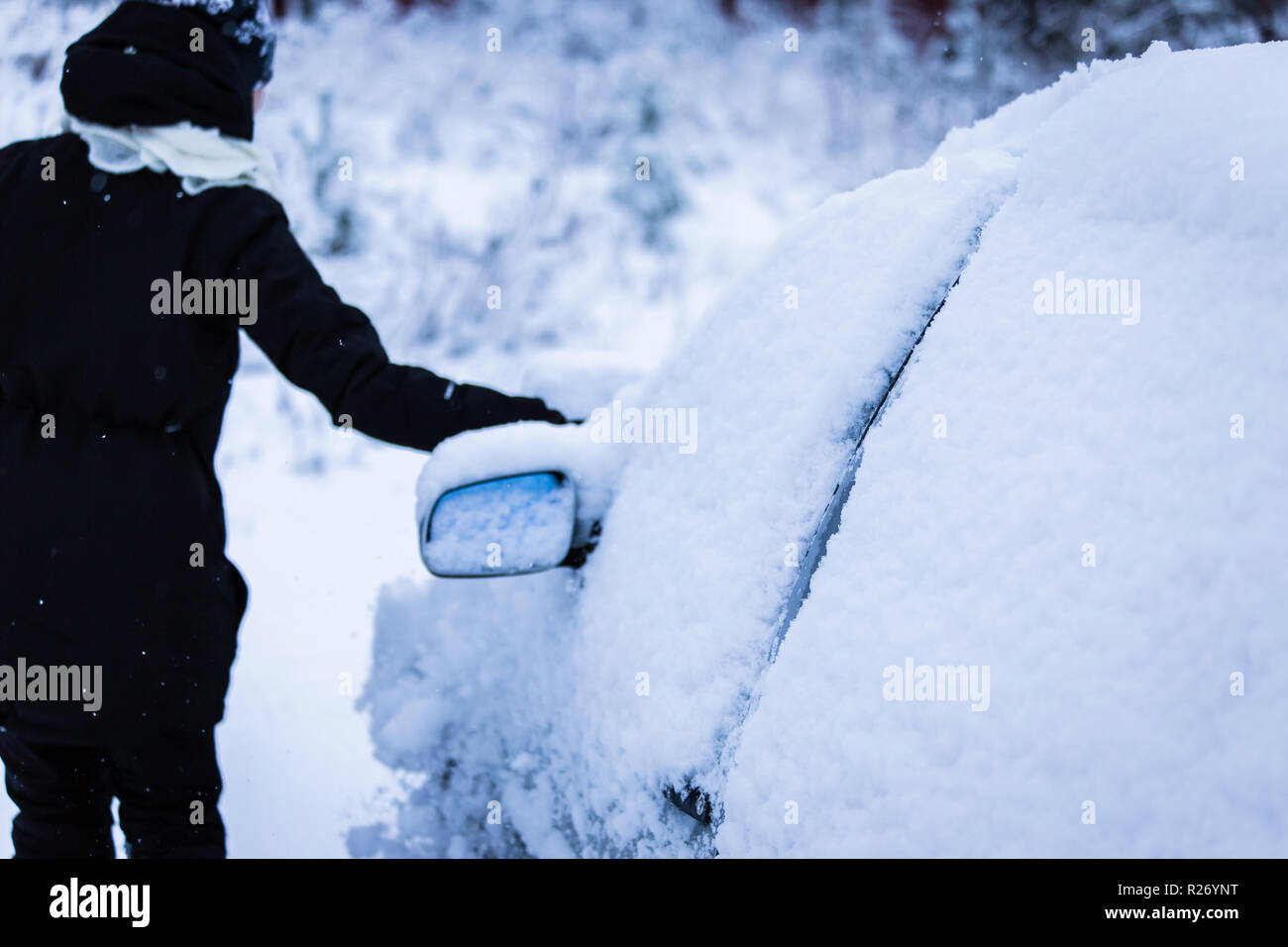 Snowy car hi-res stock photography and images - Alamy