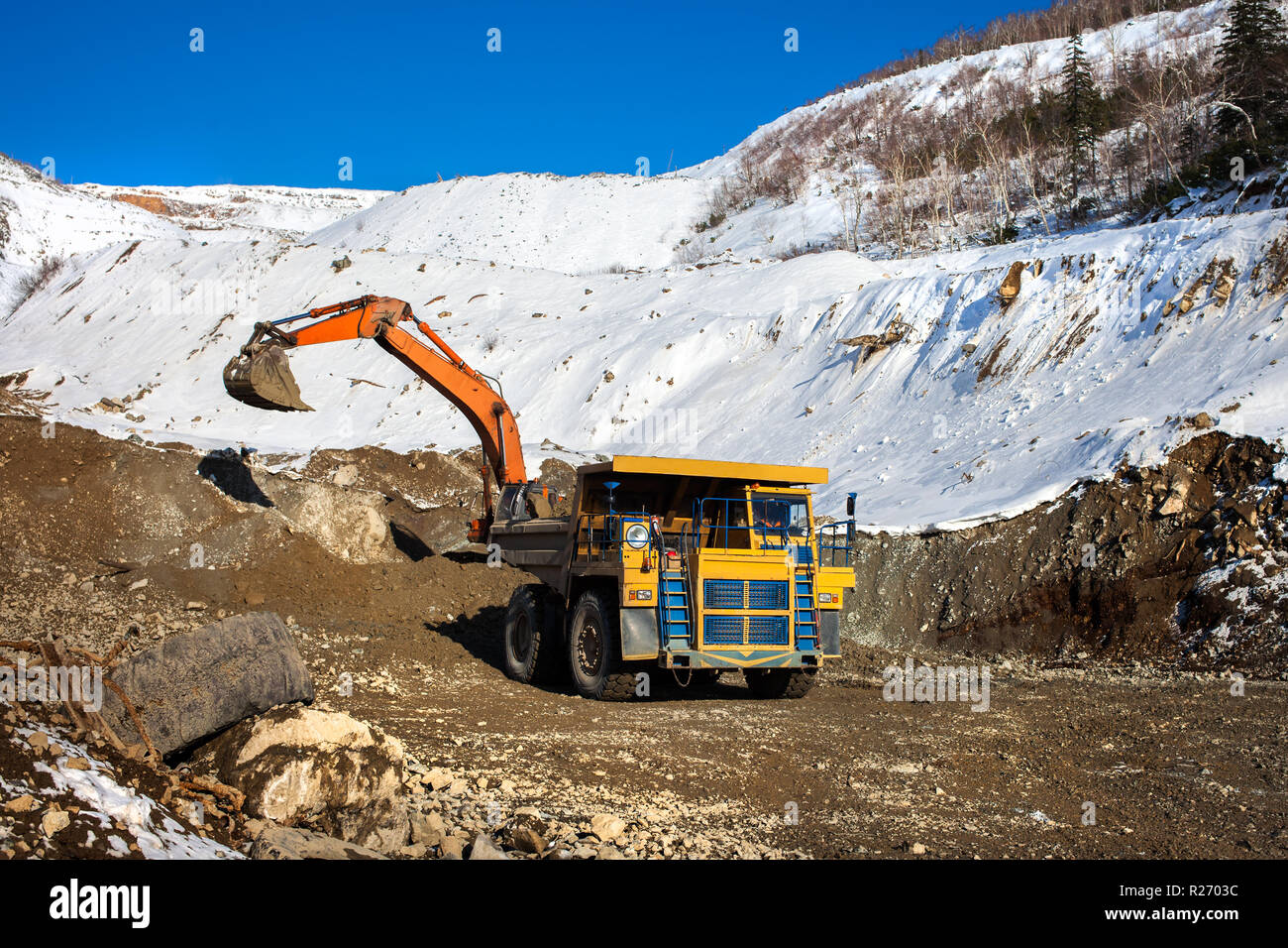 Loading dump truck hi-res stock photography and images - Alamy