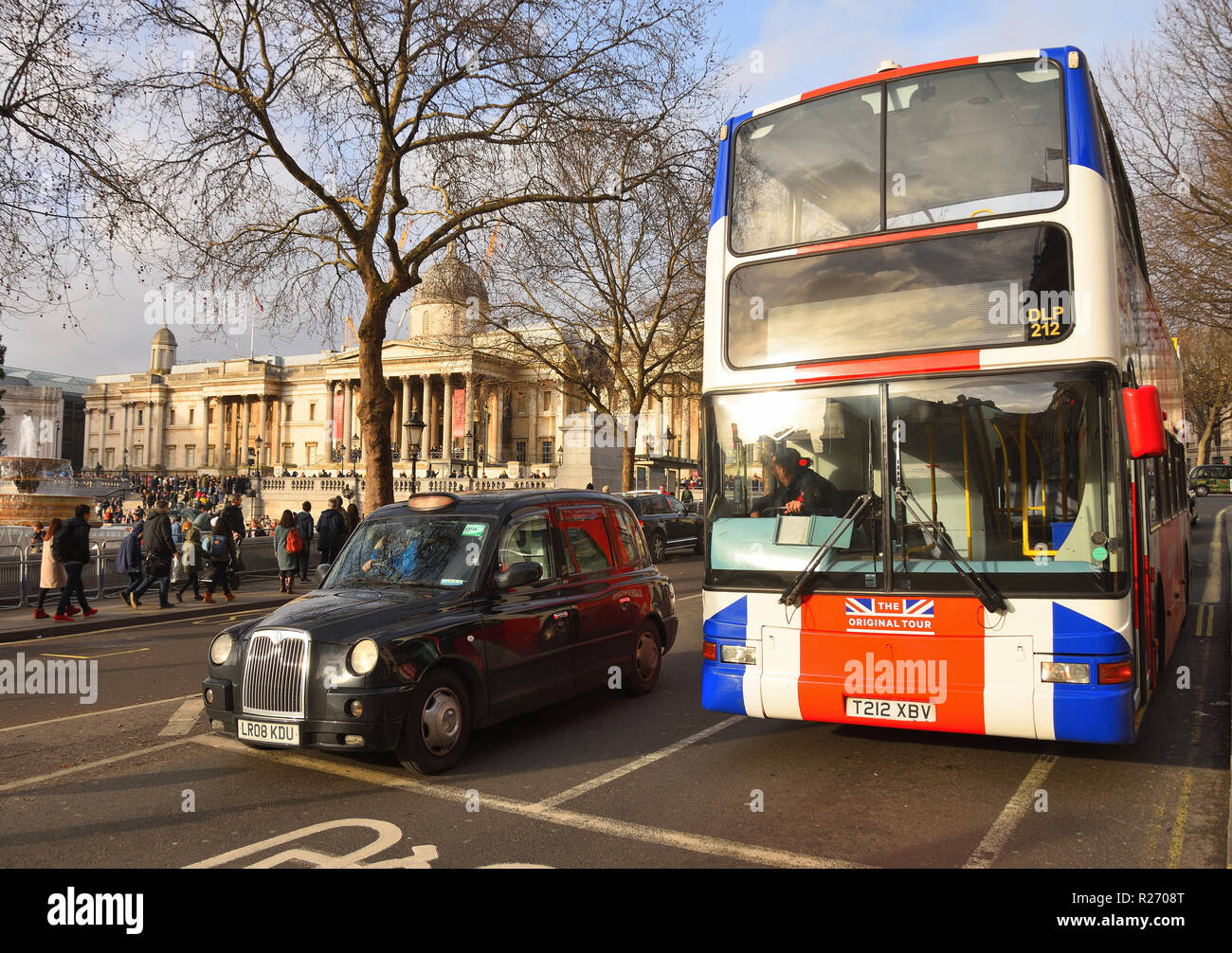 Trafalgar square london bus hi-res stock photography and images - Alamy