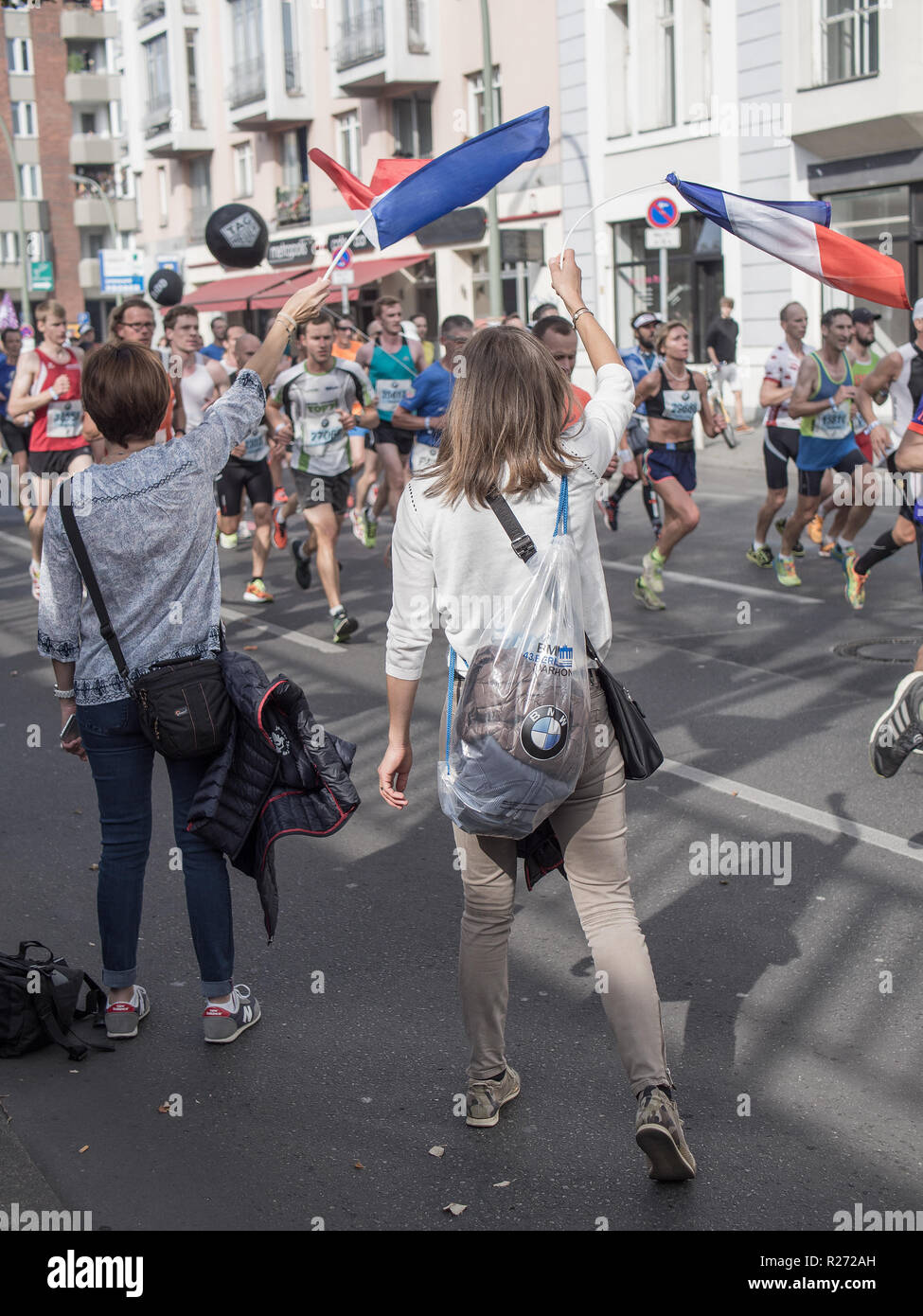 Berlin marathon spectators hi-res stock photography and images - Alamy