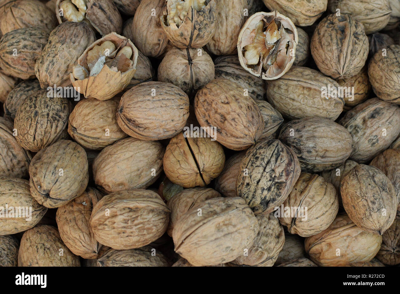 Walnuts background texture. Pile of raw nuts with shell Stock Photo - Alamy
