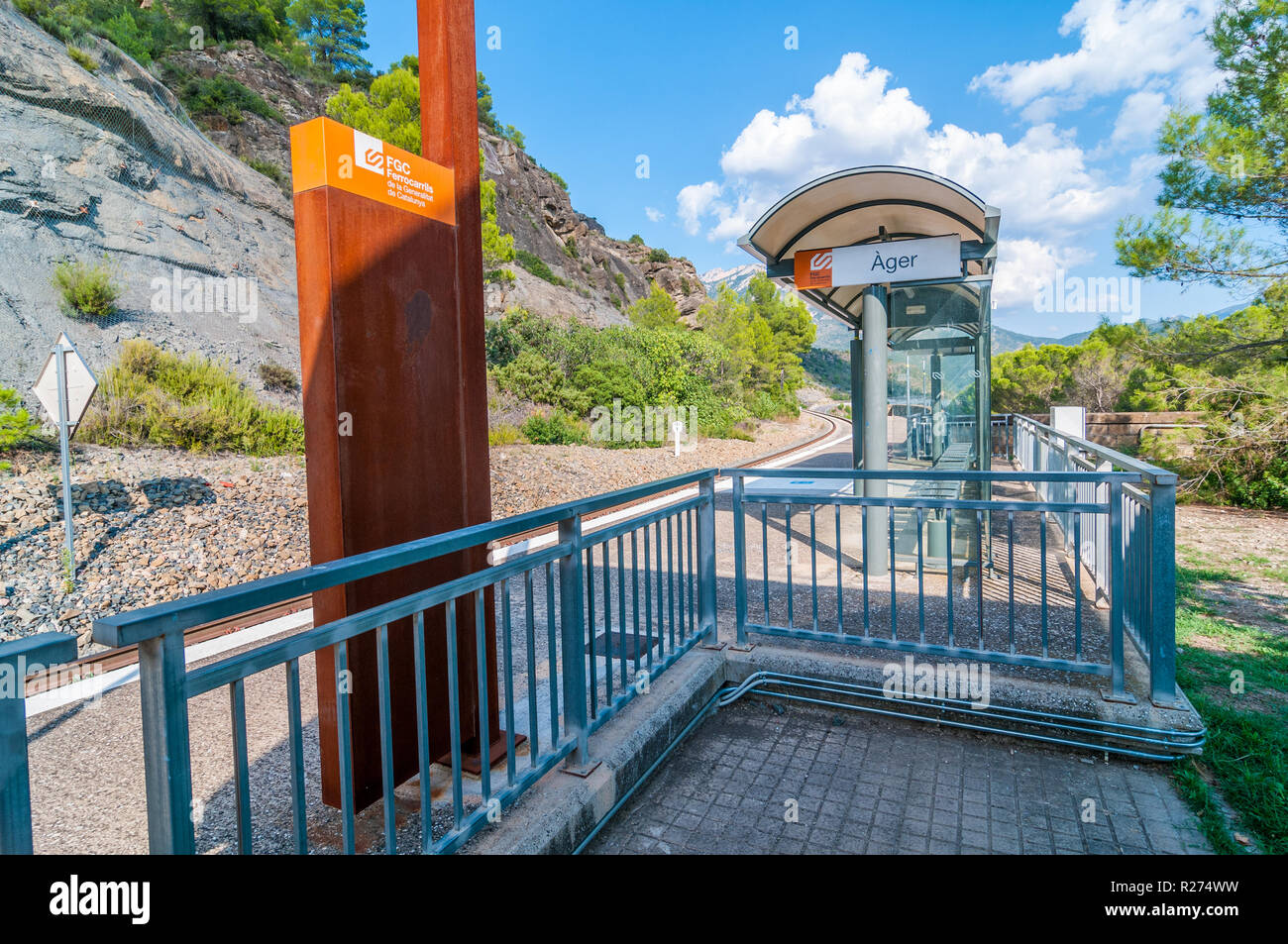 Station railway platform hi-res stock photography and images - Alamy