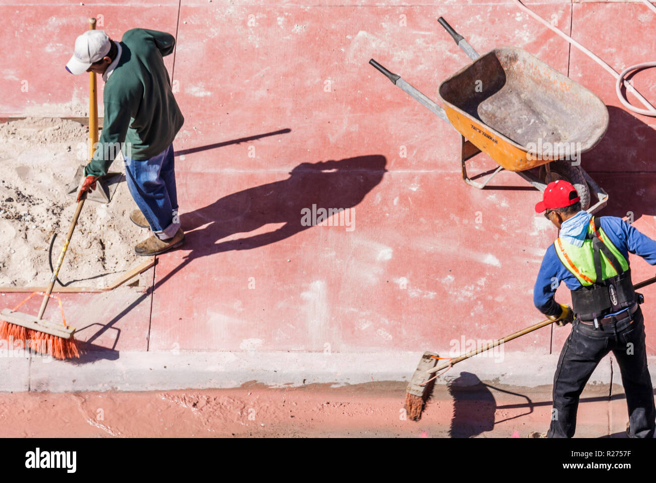 African construction site workers hi-res stock photography and images ...