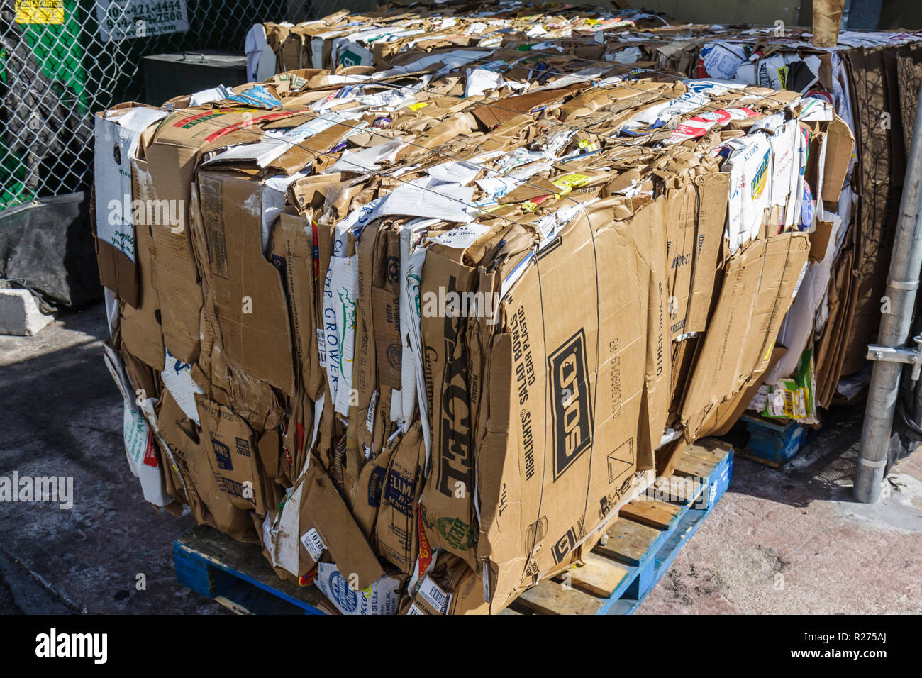 Stack boxes on pallet pallet hi-res stock photography and images - Alamy