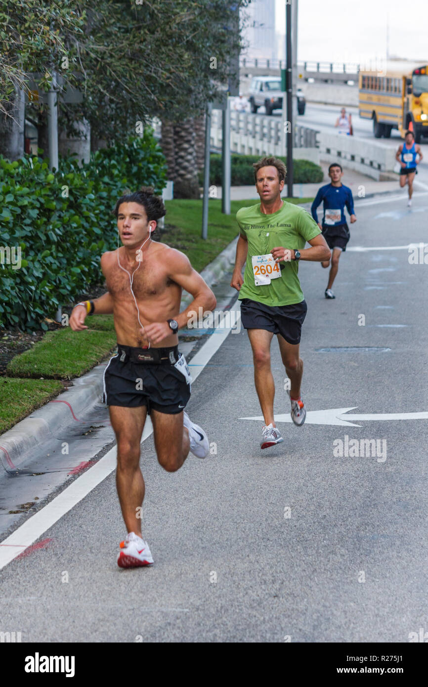 Muscular latino hi-res stock photography and images - Alamy