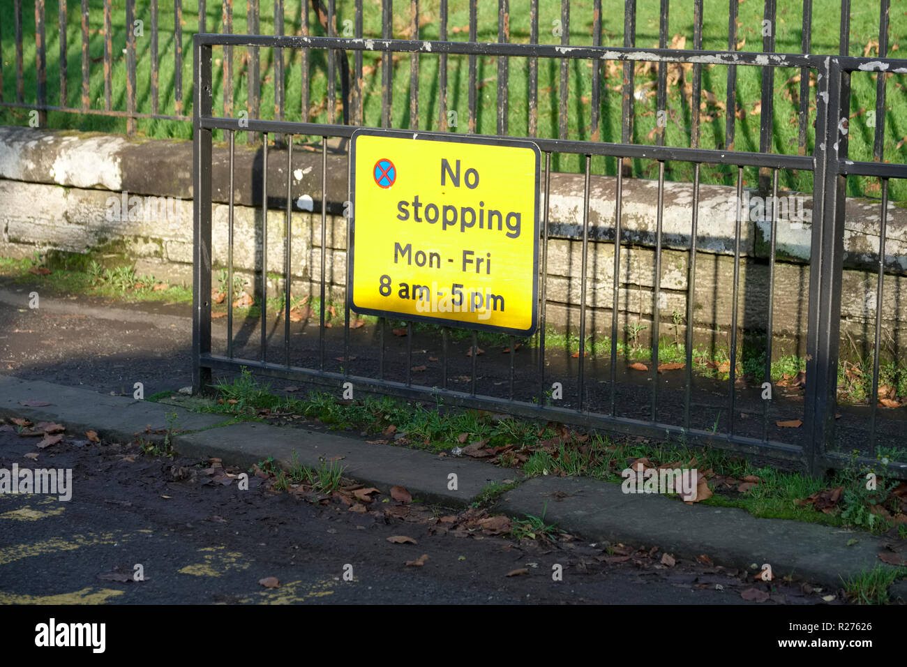 Double yellow line london hi-res stock photography and images - Alamy