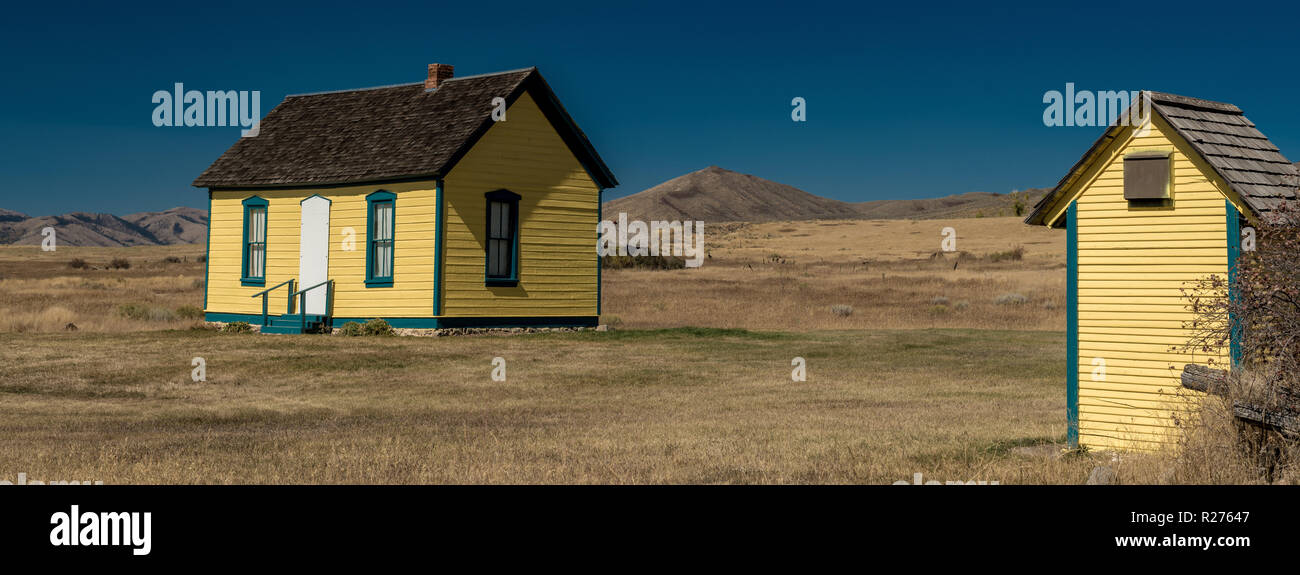 Bright yellow house hi-res stock photography and images - Alamy