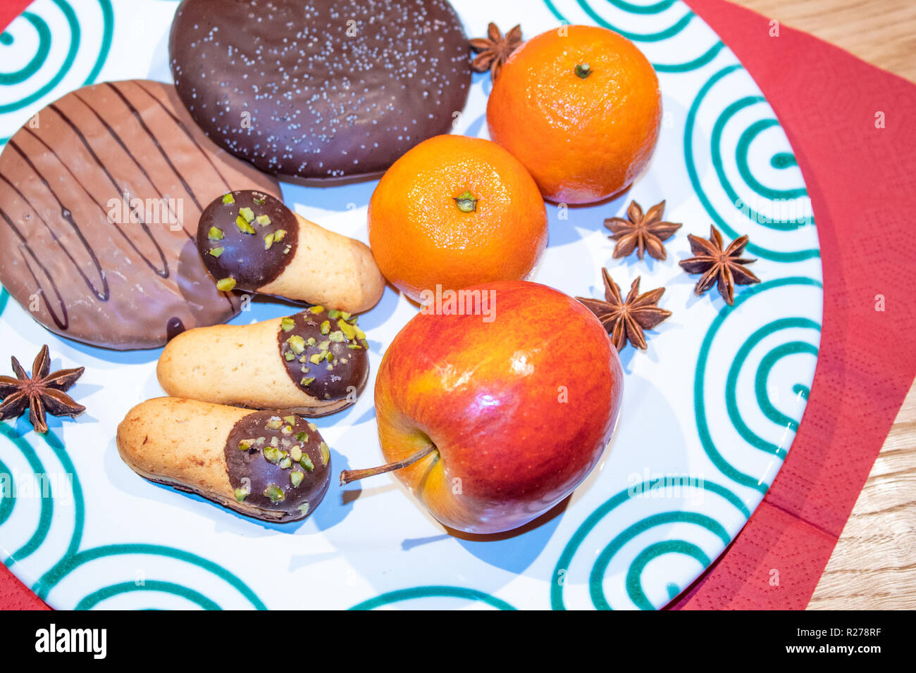 Christmas arrangement on plate with Gingerbread, Fruit and cookies ...
