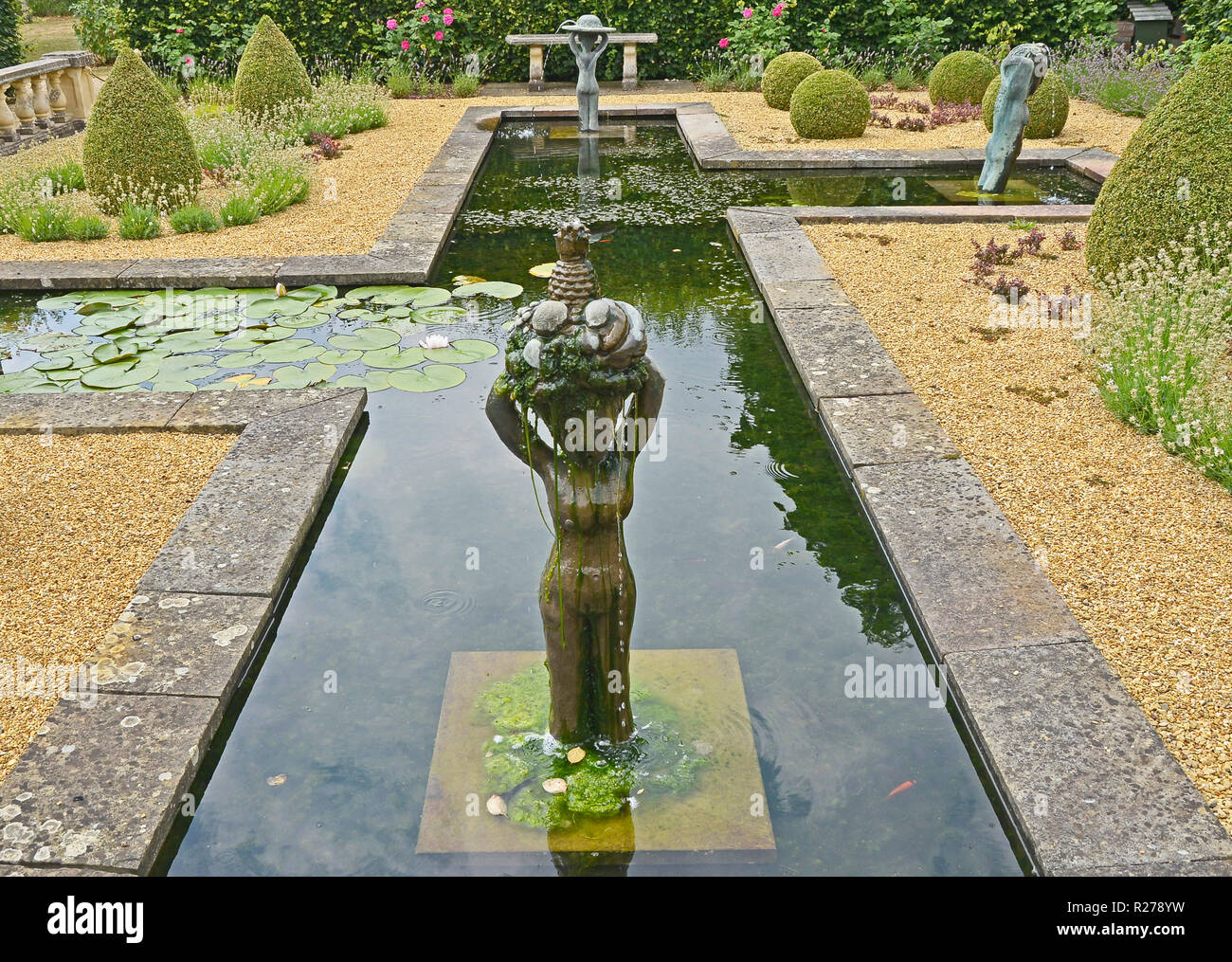 WATER FEATURE IN A COUNTRY HOUSE GARDEN. AUGUST 2018. OAKHAM, RUTLAND ...