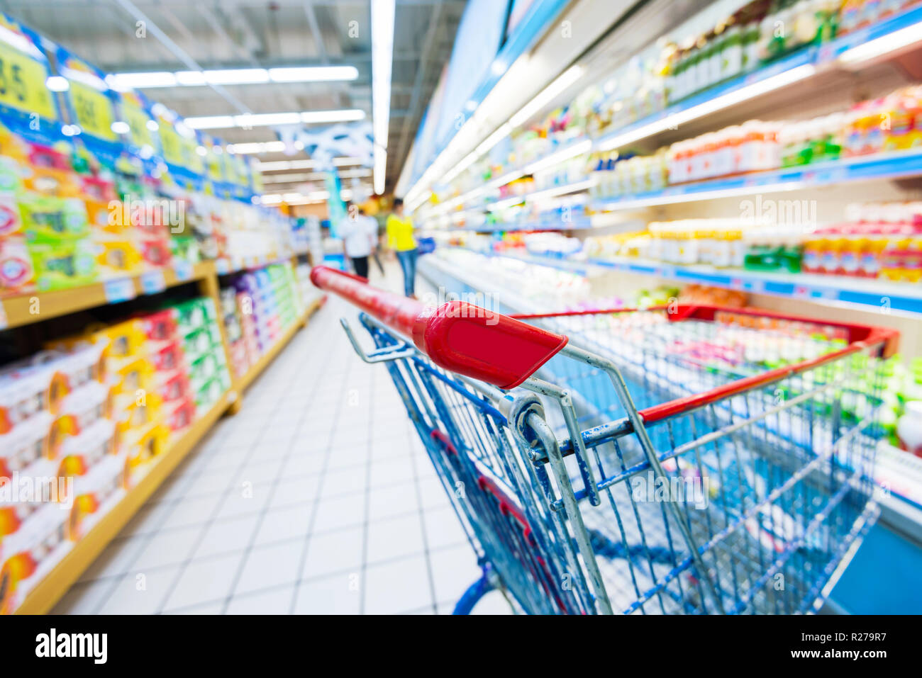 Defocused shelf shopping cart hi-res stock photography and images - Alamy