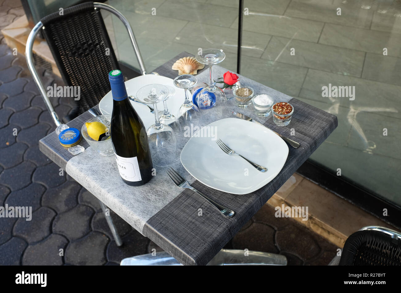 Outside table setting hi-res stock photography and images - Alamy