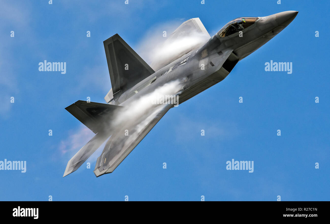 F-22 raptor flying Stock Photo - Alamy