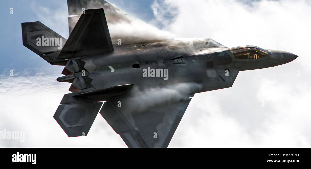 F-22 raptor flying Stock Photo - Alamy