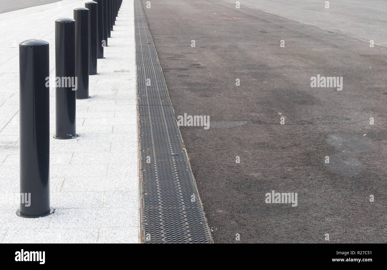 Pedestrian road and carriageway with dividing columns and drainage ...